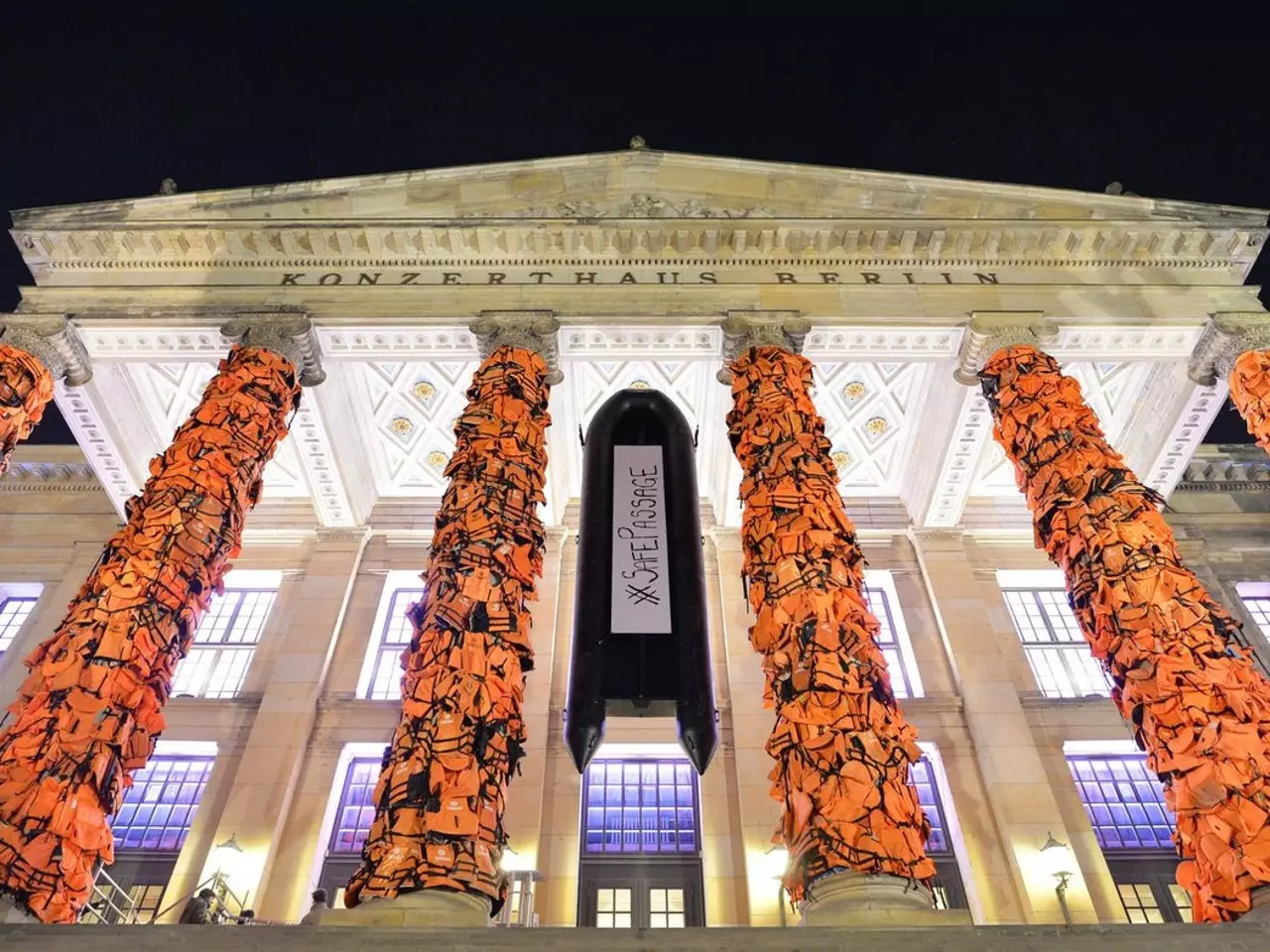 Ai Weiwei Tkopri Landmark ta' Berlin b'14, 000 Ġkieket tas-Salvata tar-Refuġjati
