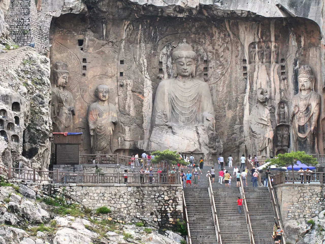 Este posibil ca imaginea să conțină Închinare Arhitectură Clădire Persoană umană Templu Artă Pictură Altar și Buddha