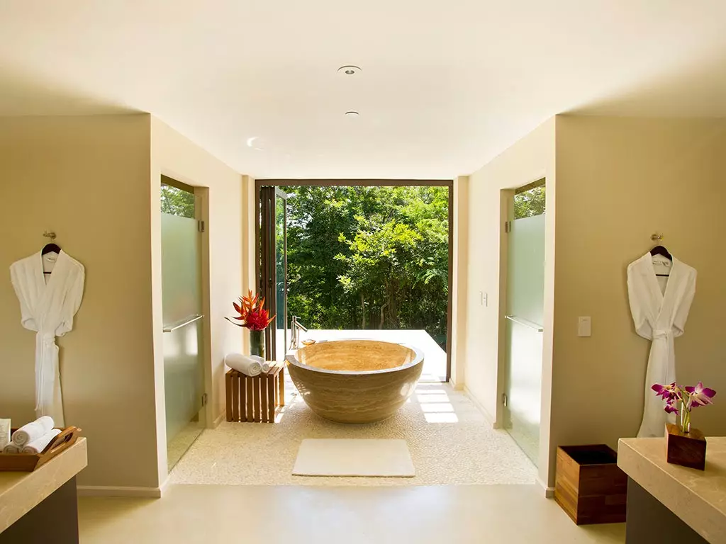 Maaaring naglalaman ang larawan ng Flooring Interior Design Indoors Corner Floor Tub Bathtub at Kwarto
