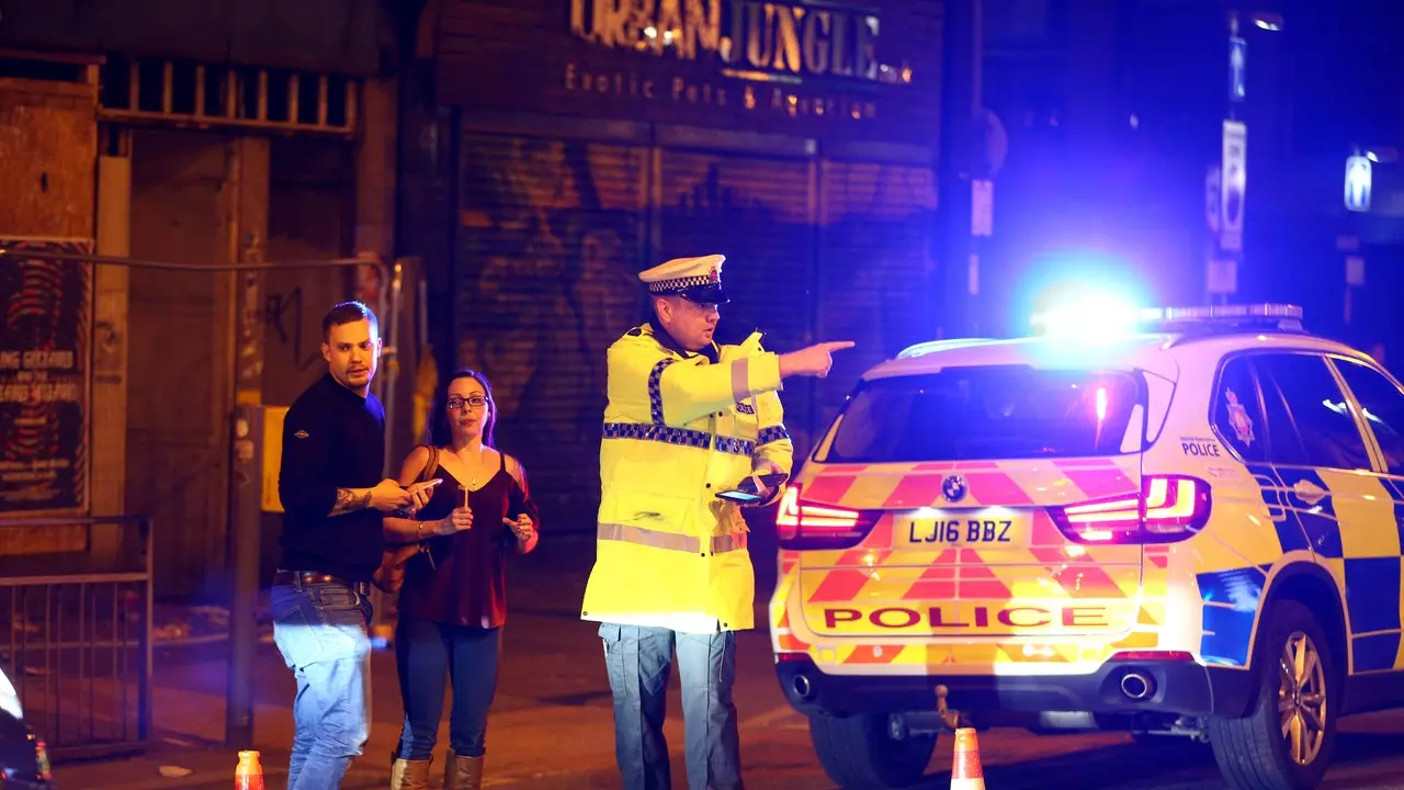 Bei einer Explosion bei einem Konzert von Ariana Grande in Manchester sind mehrere Menschen ums Leben gekommen