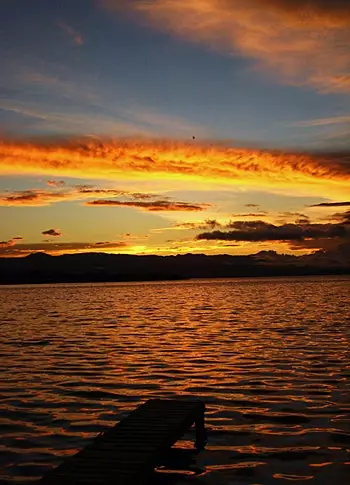 चित्र में ये शामिल हो सकता है प्रकृति बाहर पानी आकाश लाल आकाश भोर शाम सूर्यास्त सूर्योदय वाटरफ्रंट डॉक पोर्ट और पियर