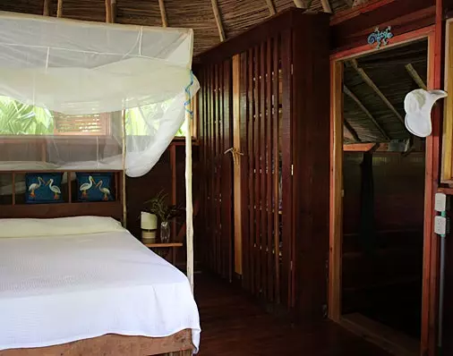 Slika može sadržavati mrežu protiv komaraca za krevet za namještaj i drvo